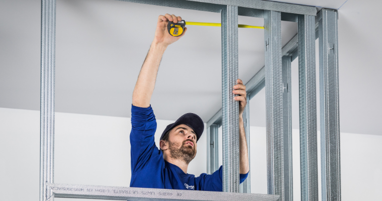 Jak samodzielnie zamontować płytę gk na ścianie? Montaż płyt gipsowych w roli okładzin. | Rigips